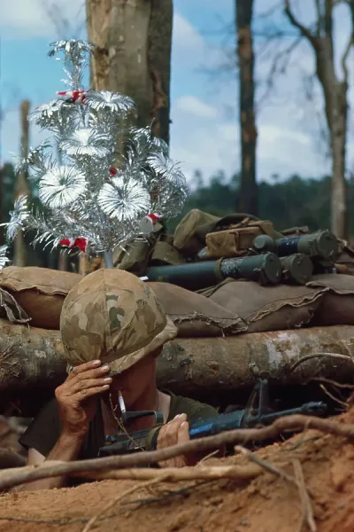 Us Soldier With Christmas Tree Volunteer Sets Up Christmas Tree 6 Km